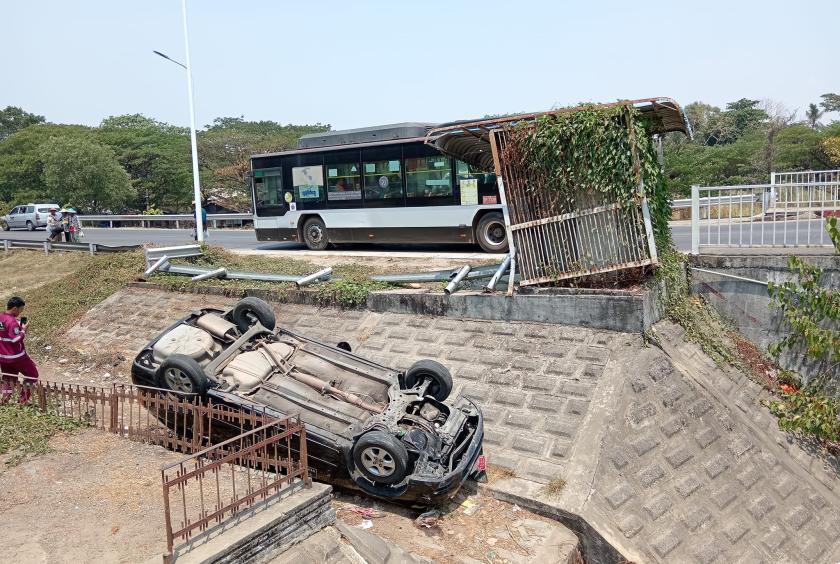 သုဝဏ္ဏတံတားတွင် အငှားယာဉ်တစ်စီး အရှိန်လွန်ပြီး ပက်လက်လန်တိမ်းမှောက