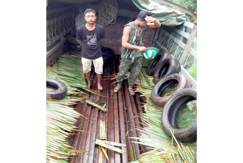 ရေးမြို့အထွက် ပြည်သူ့ စစ်စစ်ဆေးရေးဂိတ်တွင် ကုန်တင်ယာဉ်တစ်စီးပေါ်မ