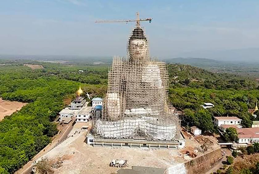 ကျိုက်ထိုမြို့ရှိ ဘုရားသုံးဆူတောင်ပေါ်၌ တည်ထားလျက်ရှိသည့် ကမ္ဘာ့အကြီးဆုံးထိုင်တော်မူ ဗုဒ္ဓရုပ်ပွားတော်အား ဖူးတွေ့ရစဉ်